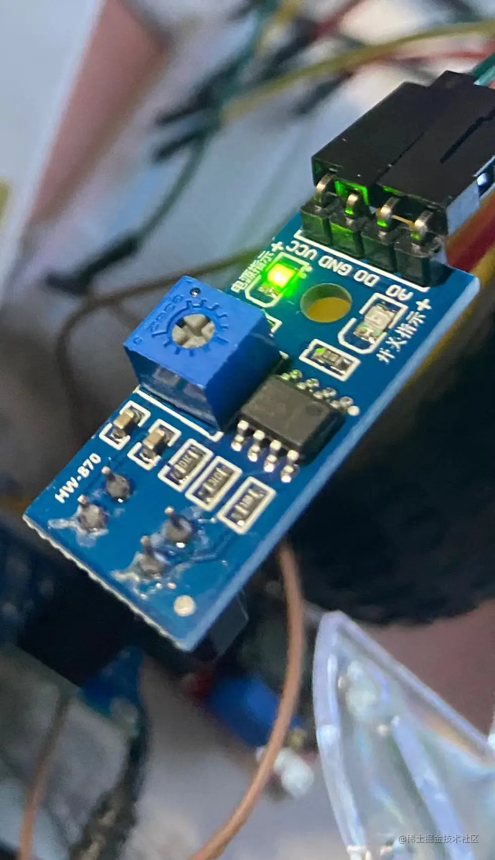 stm32小车-红外循迹模块TCRT5000（芯片的了解和使用）我们经常看到小车绕着黑色的道走，并能不离开这条道，为什么 - 掘金